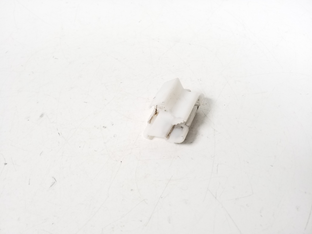 Naudotas Mercedes Benz S-Class Išorinės slenksčio apdailos laikiklis ...