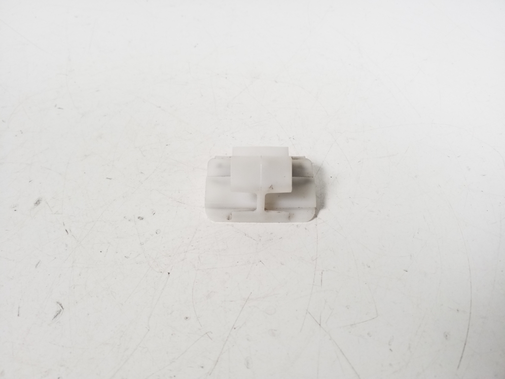 Naudotas Mercedes Benz S-Class Išorinės slenksčio apdailos laikiklis ...