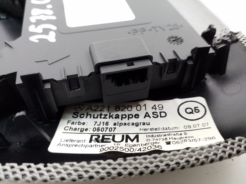 Used Mercedes Benz S-Class Another detail of the roof knockout A2218207510