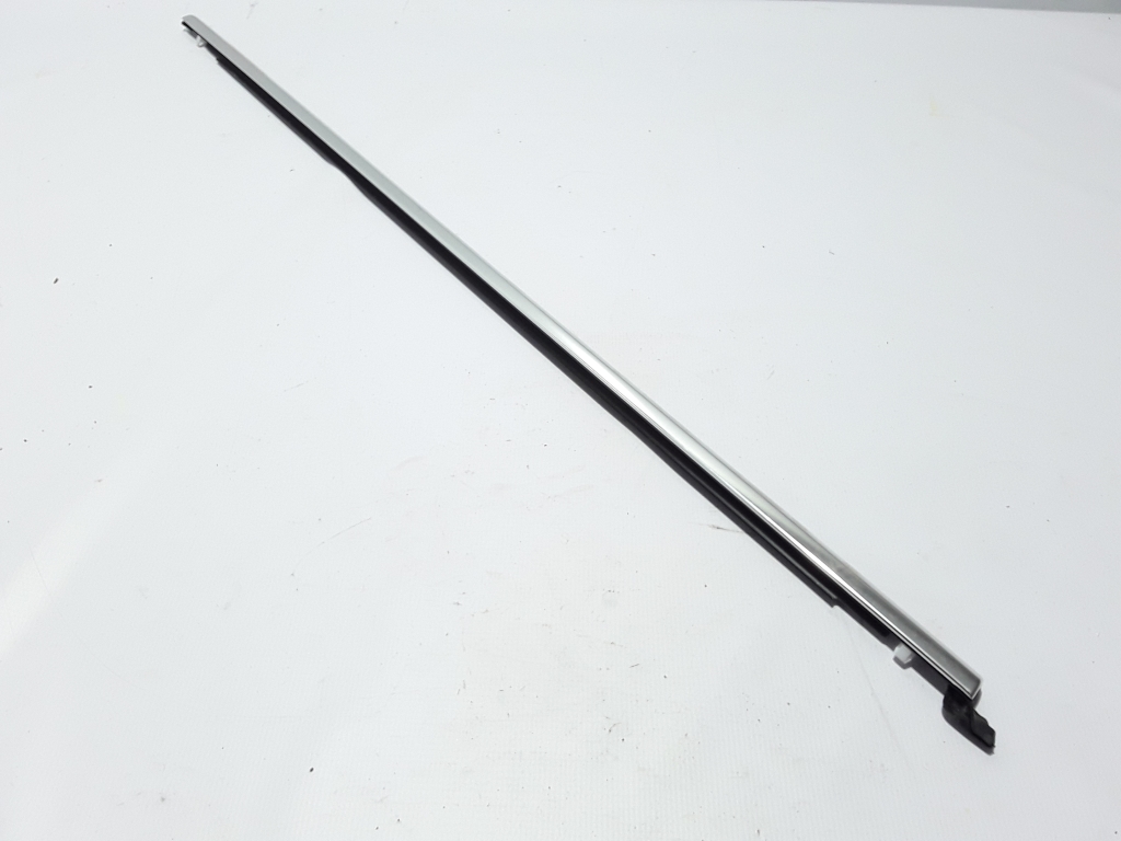 Used VOLVO XC90 Rear side door strip to glass outer 31699847