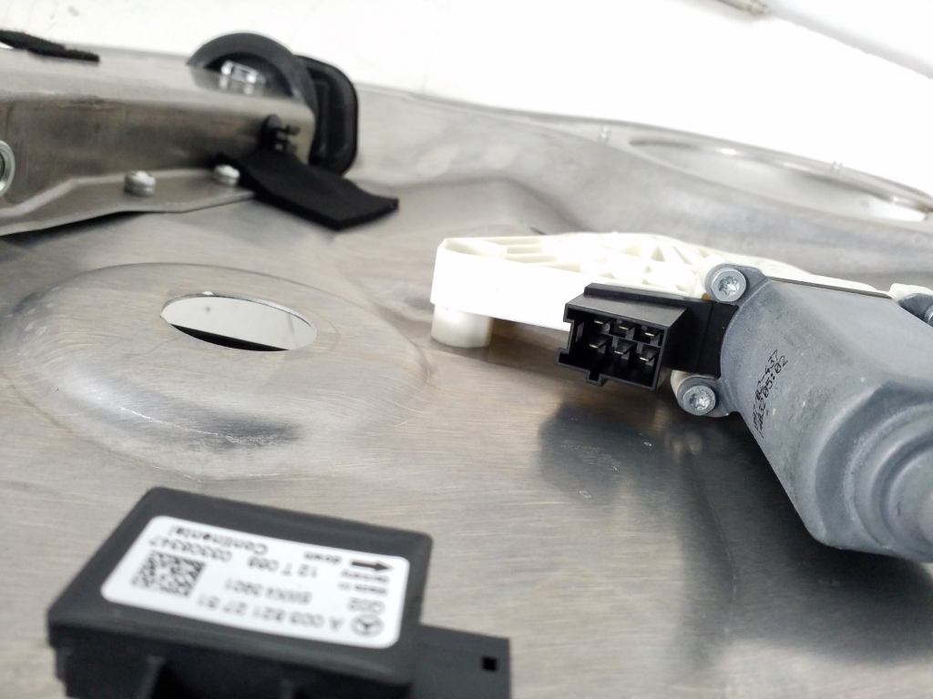 Naudotas Mercedes Benz S-Class Galinių šoninių durų stiklo pakėlėjas ...