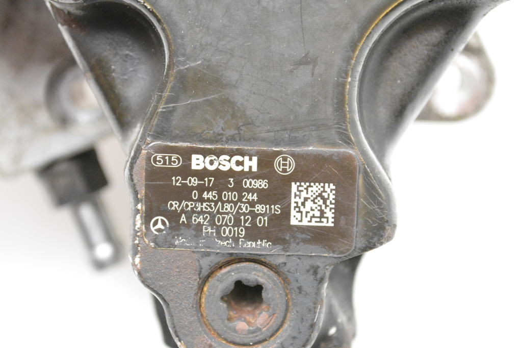 Used Mercedes Benz E-Class Fuel pump and its parts A6420701201