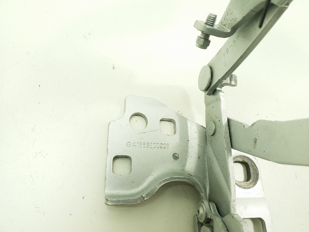 Used Mercedes Benz ML-Class Engine cover hinge A1668800028