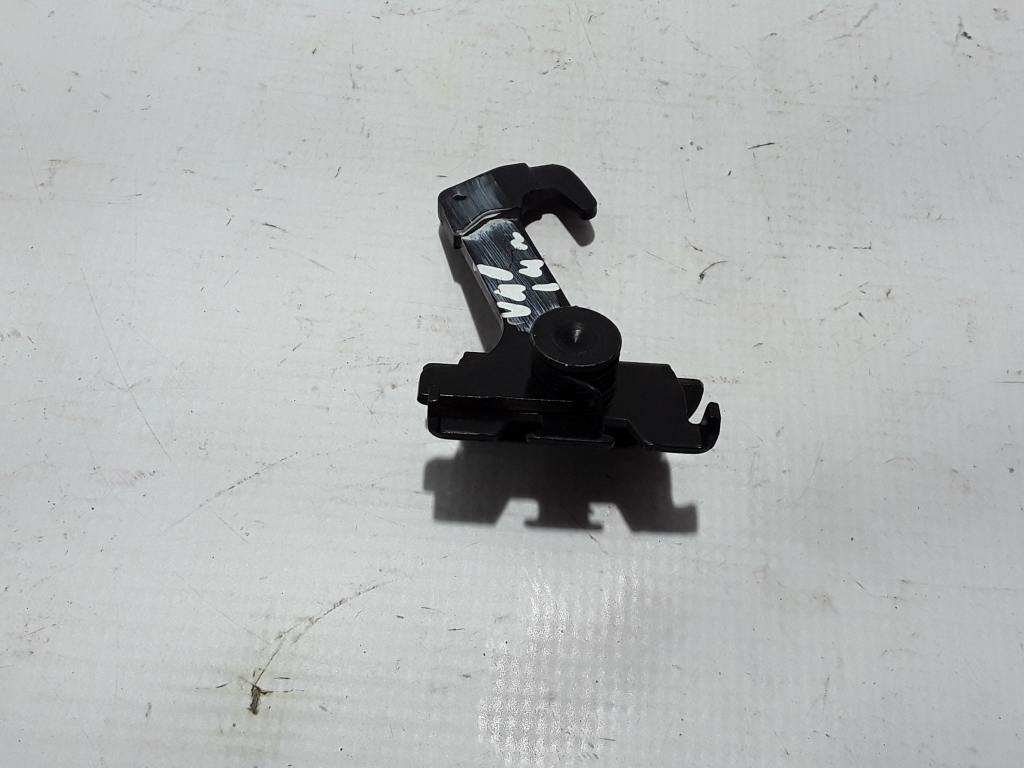 Used VOLVO V40 Other part of the bonnet lock 31352911