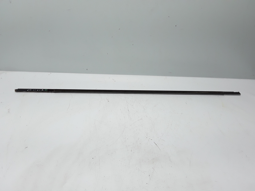 Used VOLVO V40 Front door strip to the glass exterior 31278545