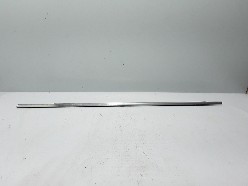 Used VOLVO V40 Front door strip to the glass exterior 31278545