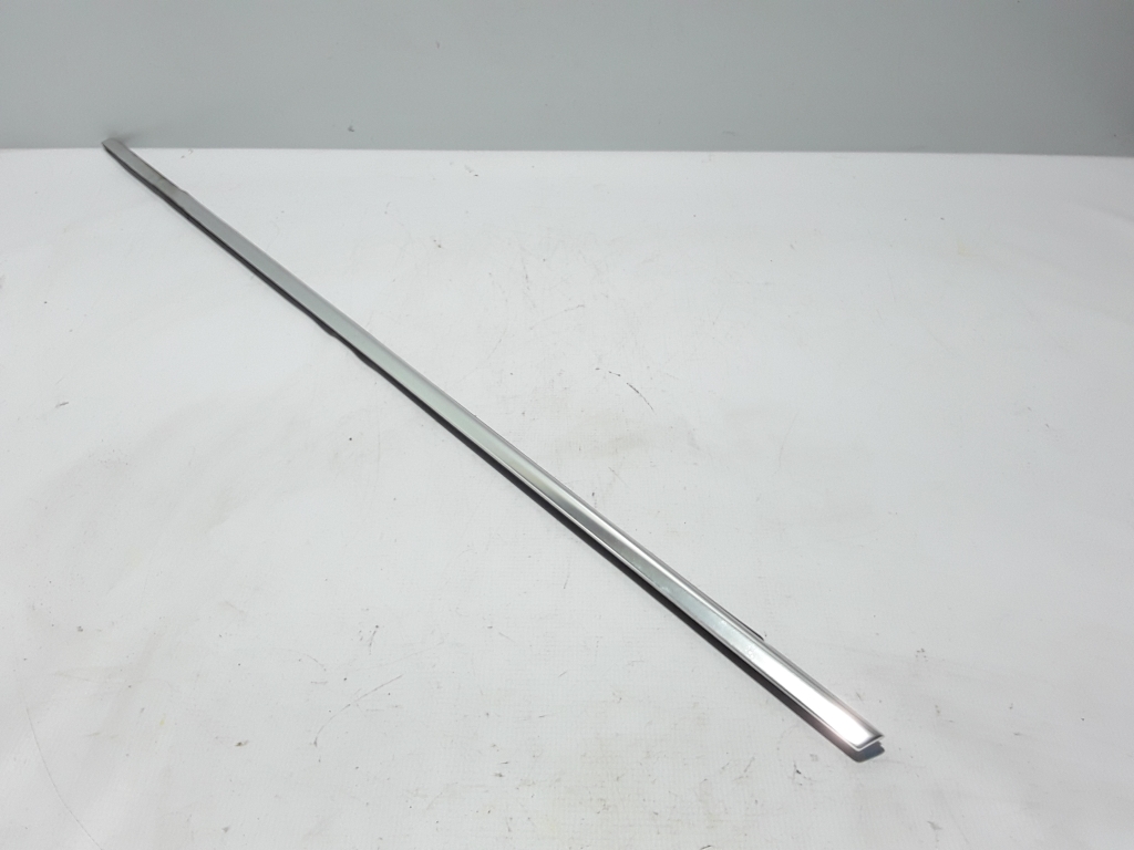 Used VOLVO V40 Front door strip to the glass exterior 31278545