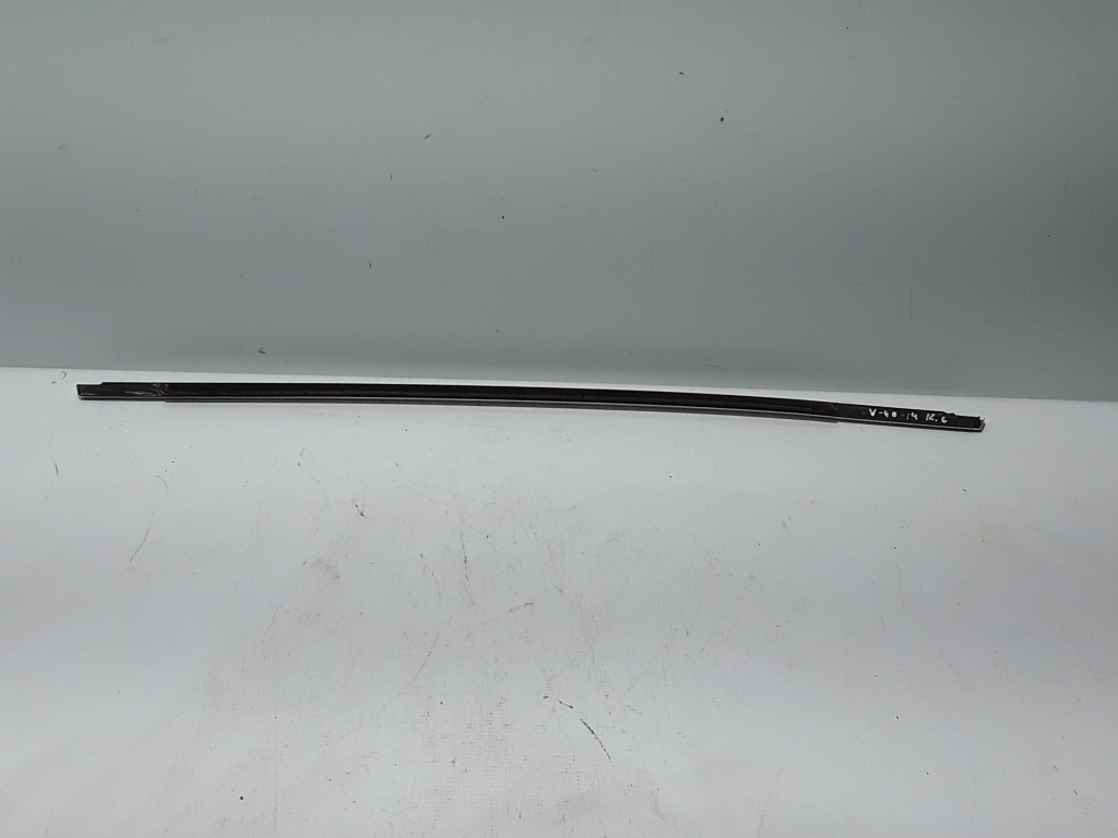 Used VOLVO V40 Rear side door strip to glass outer 31278547