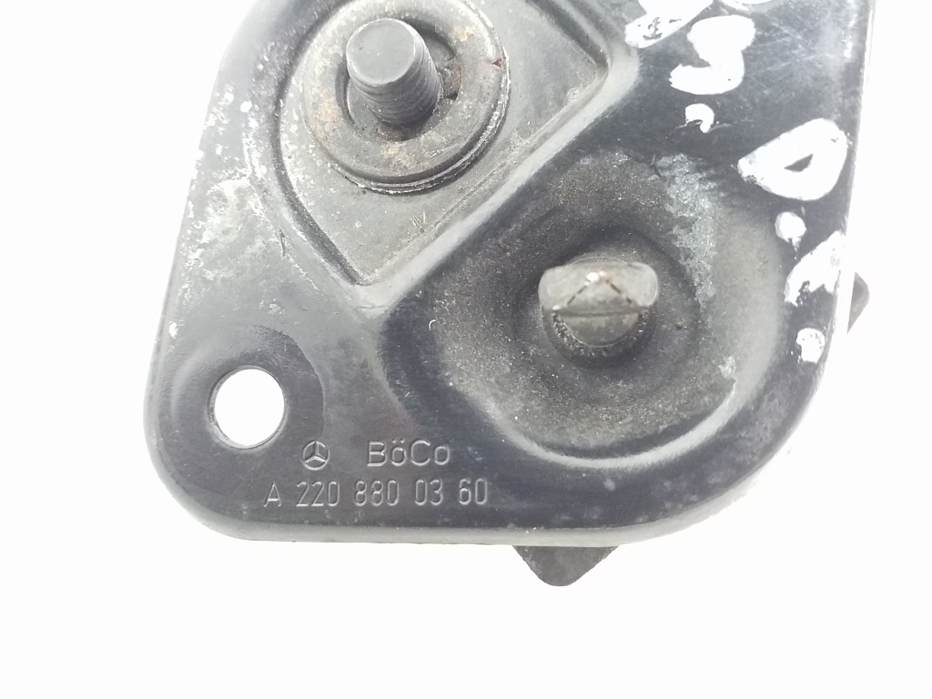 Naudotas Mercedes Benz CL-Class Variklio gaubto kita detalė A2208800360