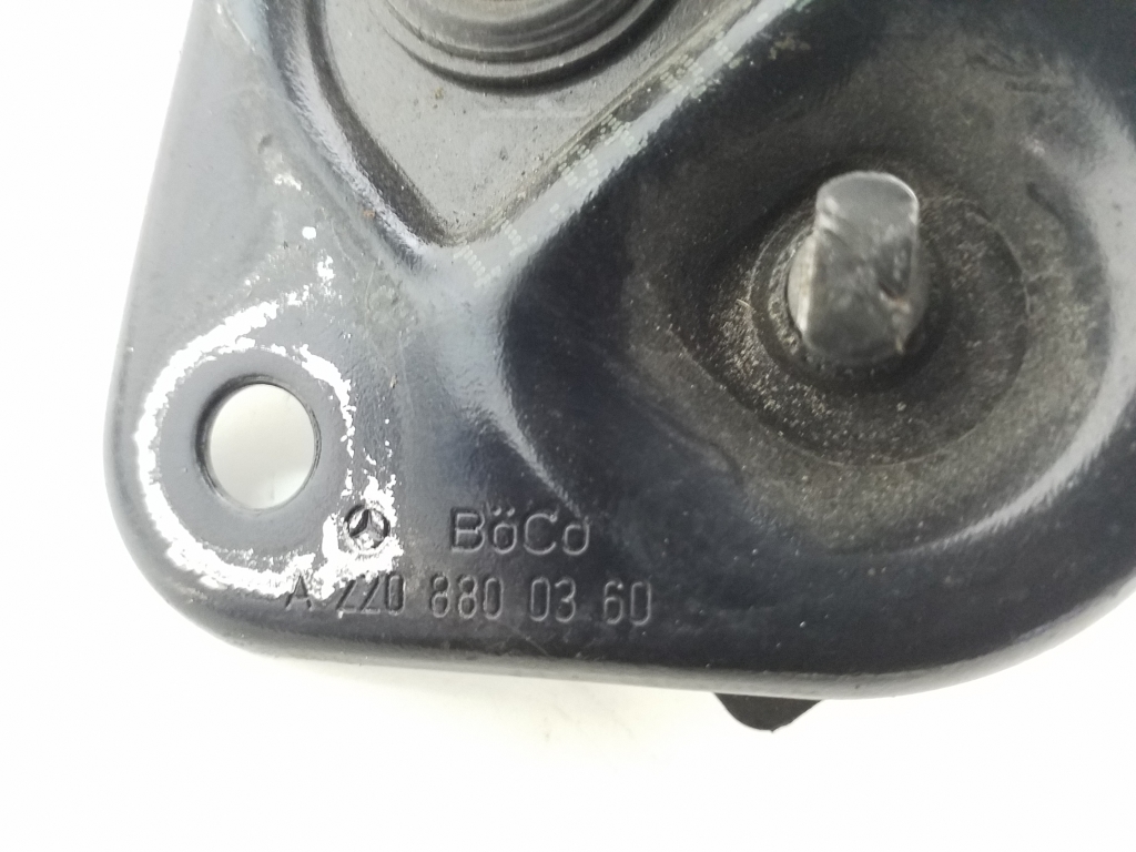 Naudotas Mercedes Benz CL-Class Variklio gaubto kita detalė A2208800360