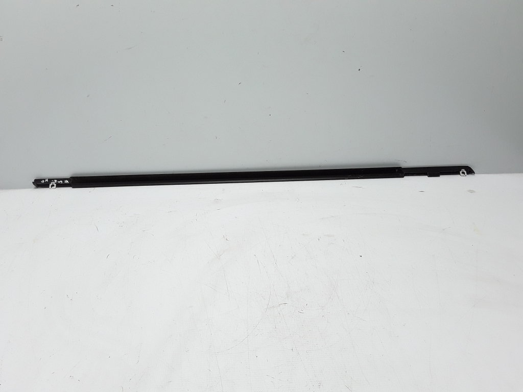 Used VOLVO XC60 Front door strip to the glass exterior 32205527