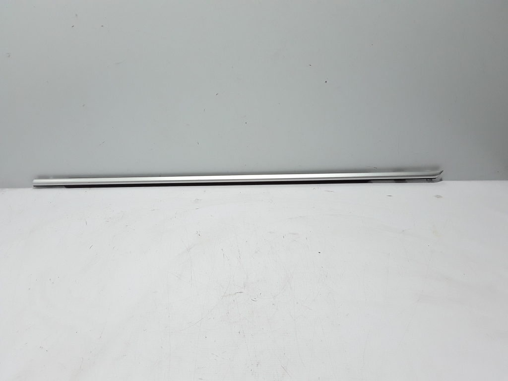 Used VOLVO XC60 Front door strip to the glass exterior 32205527