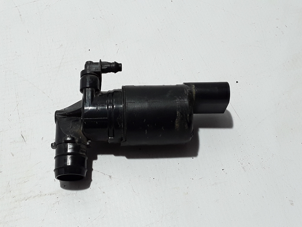 Used VOLVO XC60 Front window washer motor 31457431