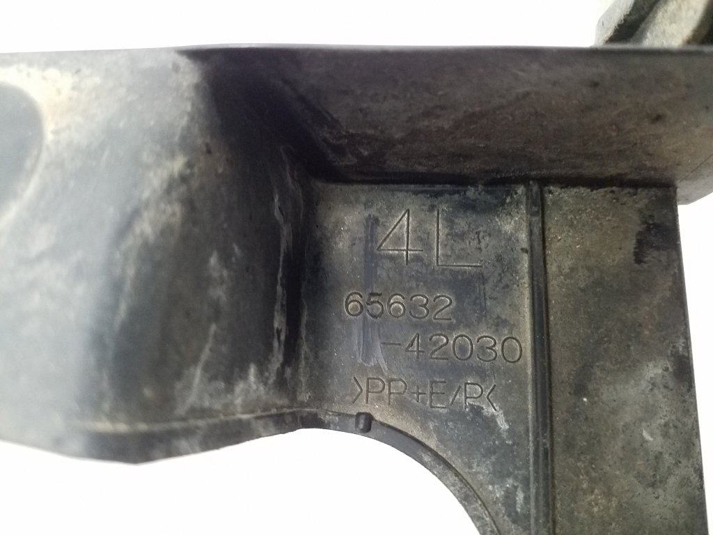Benutzt TOYOTA RAV 4 Ein weiteres Detail der Außenschwellerverkleidung ...