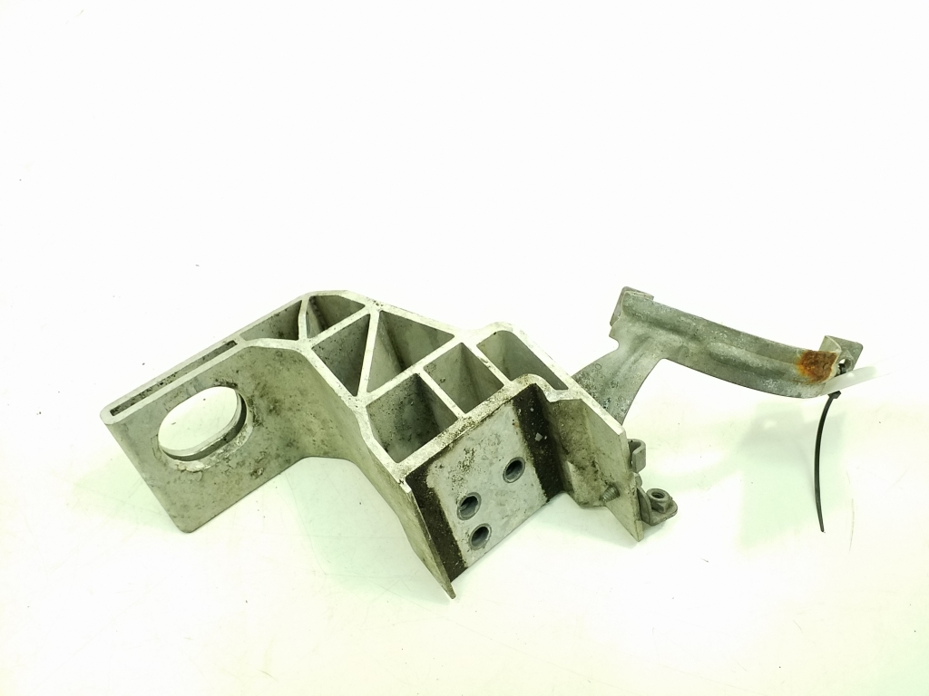 Used Mercedes Benz C-Class Cooling radiator bracket A2055014220