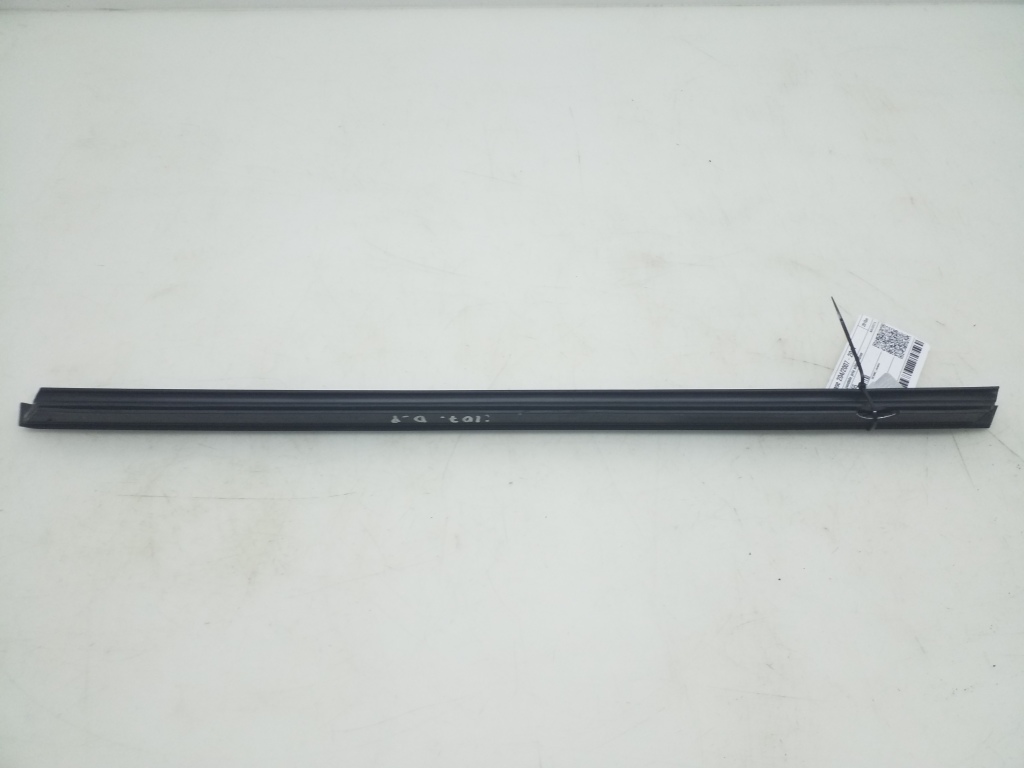 Used Mercedes Benz C-Class Front door strip to the glass inner A2047250165