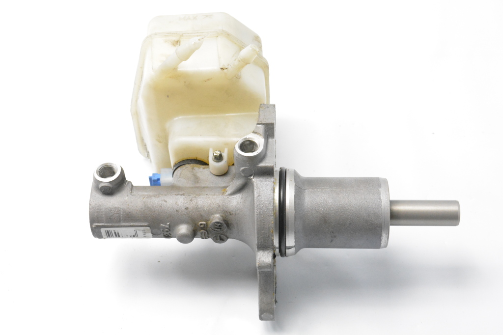 Used Mercedes Benz Sprinter Master cylinder 32667393