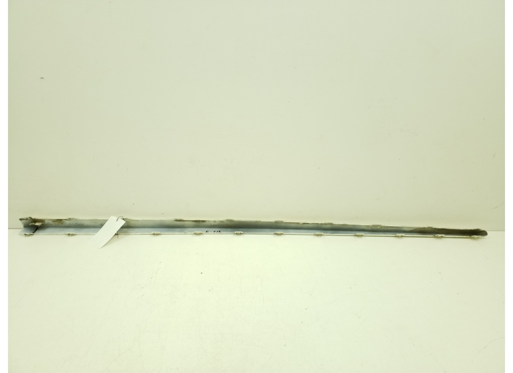 Used Mercedes Benz S-Class Another detail of the exterior sill trim ...