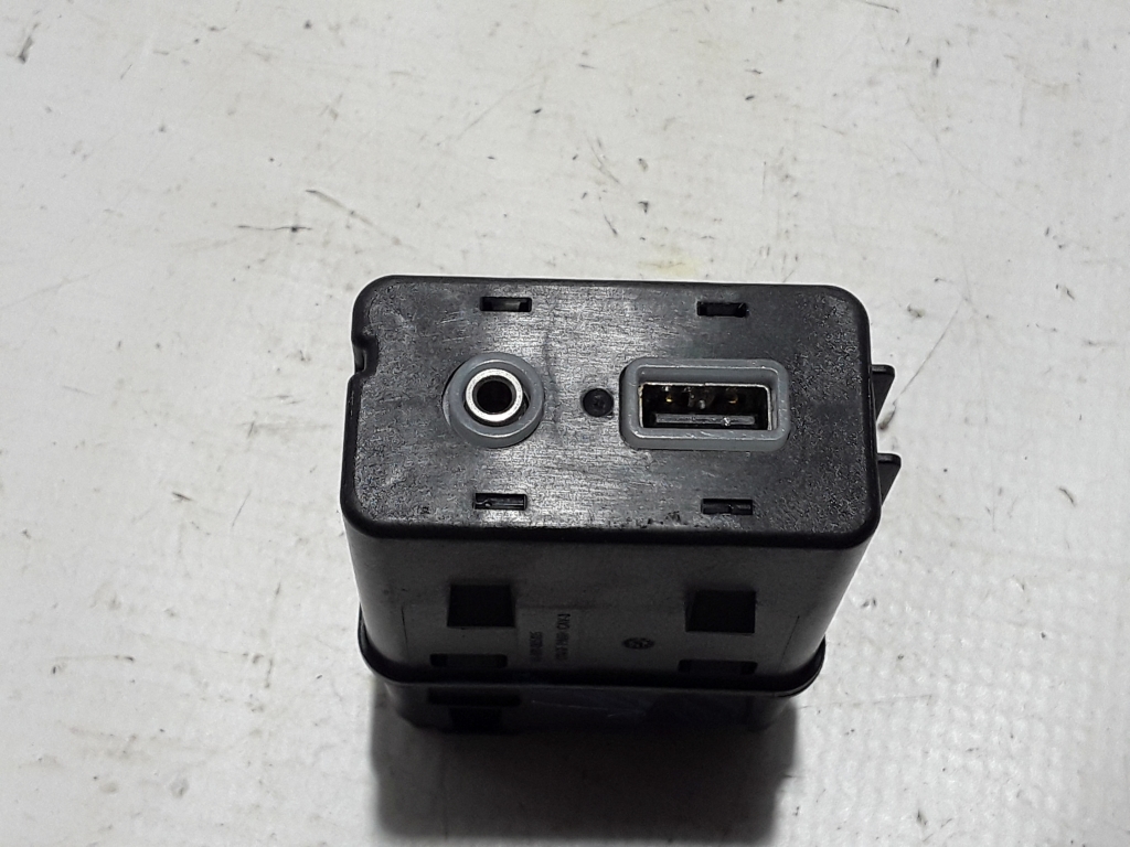 Used Chrysler Pacifica USB connection 68229840AA