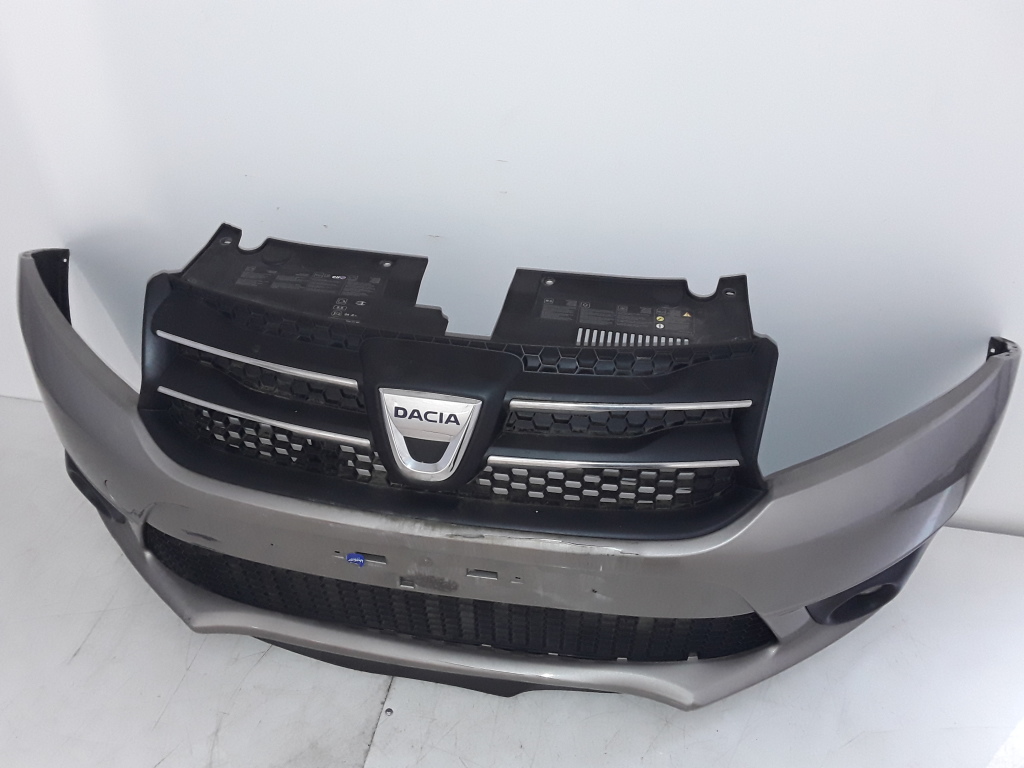 Used Dacia Logan Front bumper and its parts (set) 620227557R
