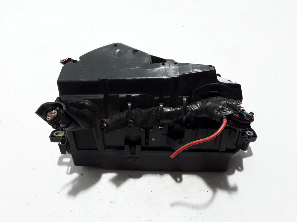 Naudotas VOLVO XC60 Saugiklių bloko laikiklis po variklio gaubtu 31398000