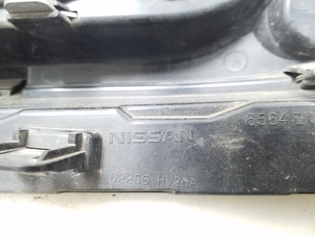 Naudotas NISSAN Qashqai Priekinio bamperio apatines groteles 62256HV20A