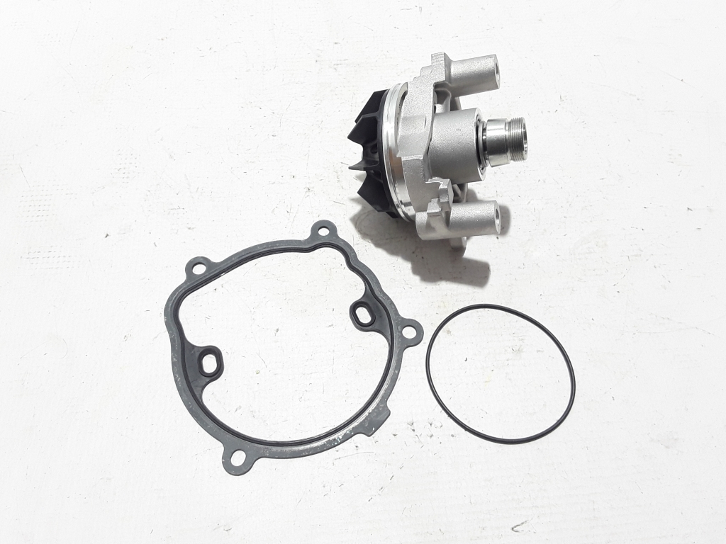 Used RENAULT Master Water pump 8201013780