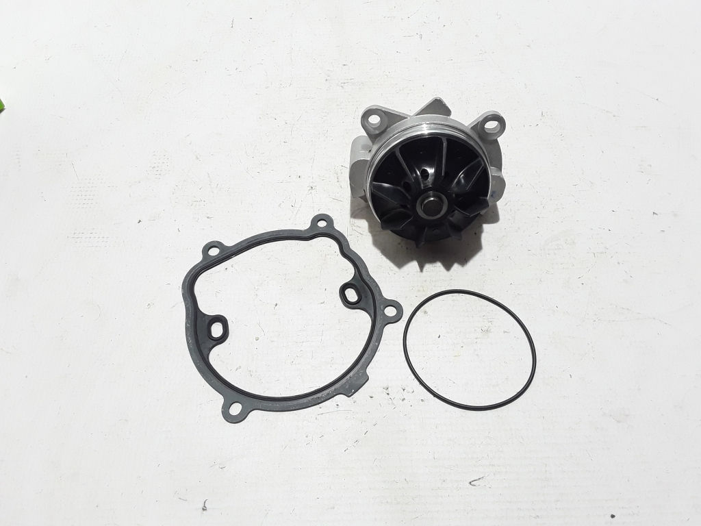 Used RENAULT Master Water pump 8201013780