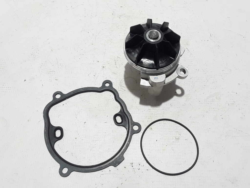 Used RENAULT Master Water pump 8201013780