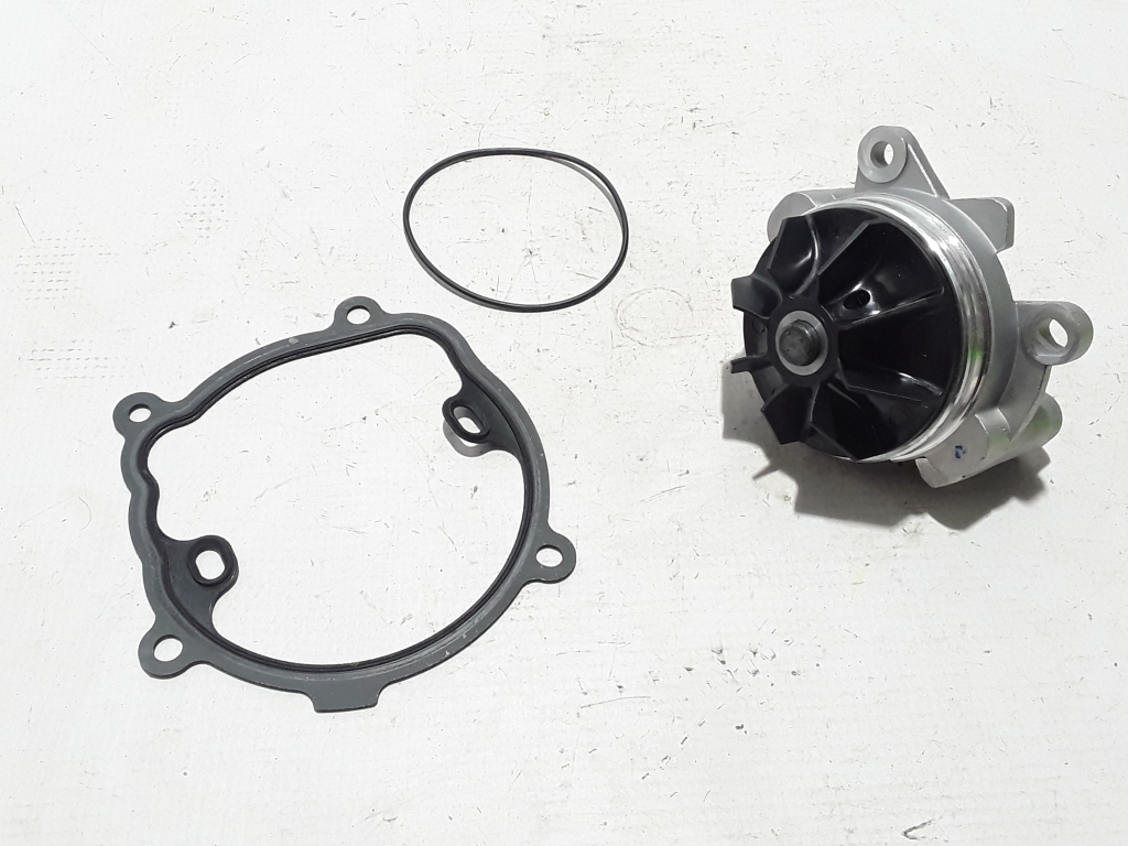 Used RENAULT Master Water pump 8201013780