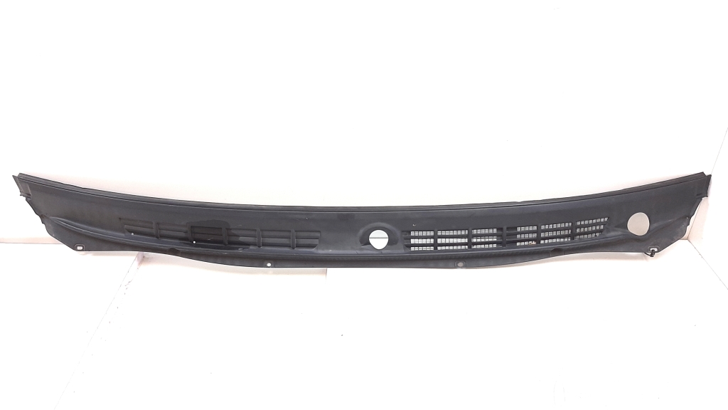 Used Isuzu D-Max Windshield wiper mechanism trim to the glass 897363044060
