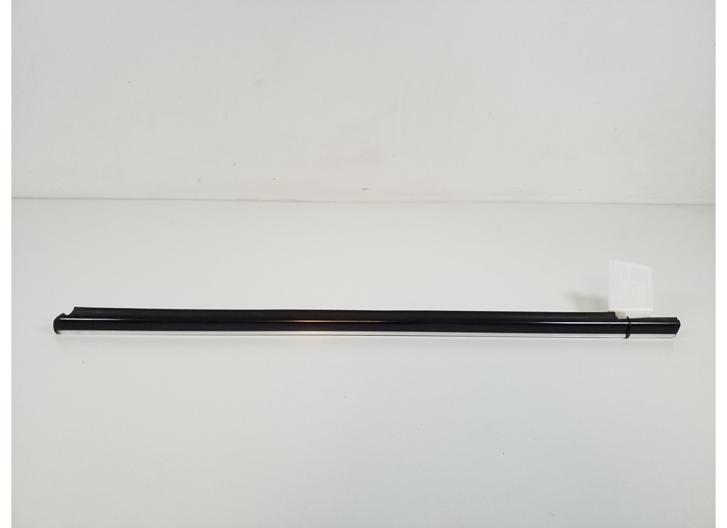Used Mercedes Benz C-Class Front door strip to the glass exterior ...