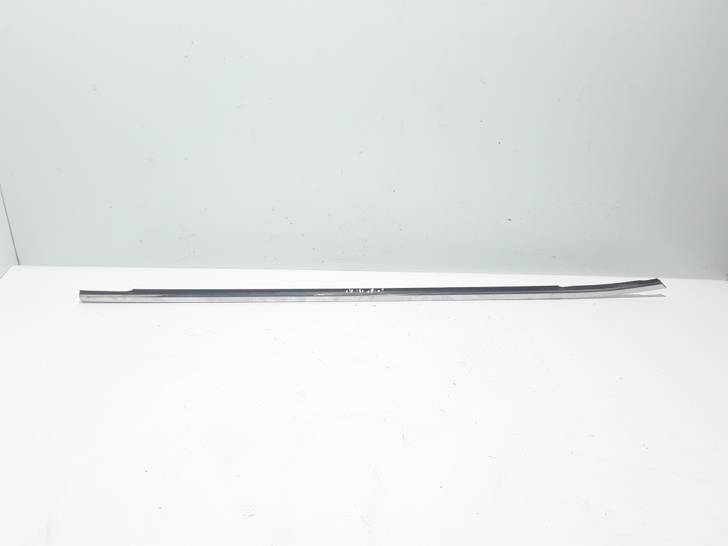 Used RENAULT Koleos Front door strip to the glass exterior 808204013R