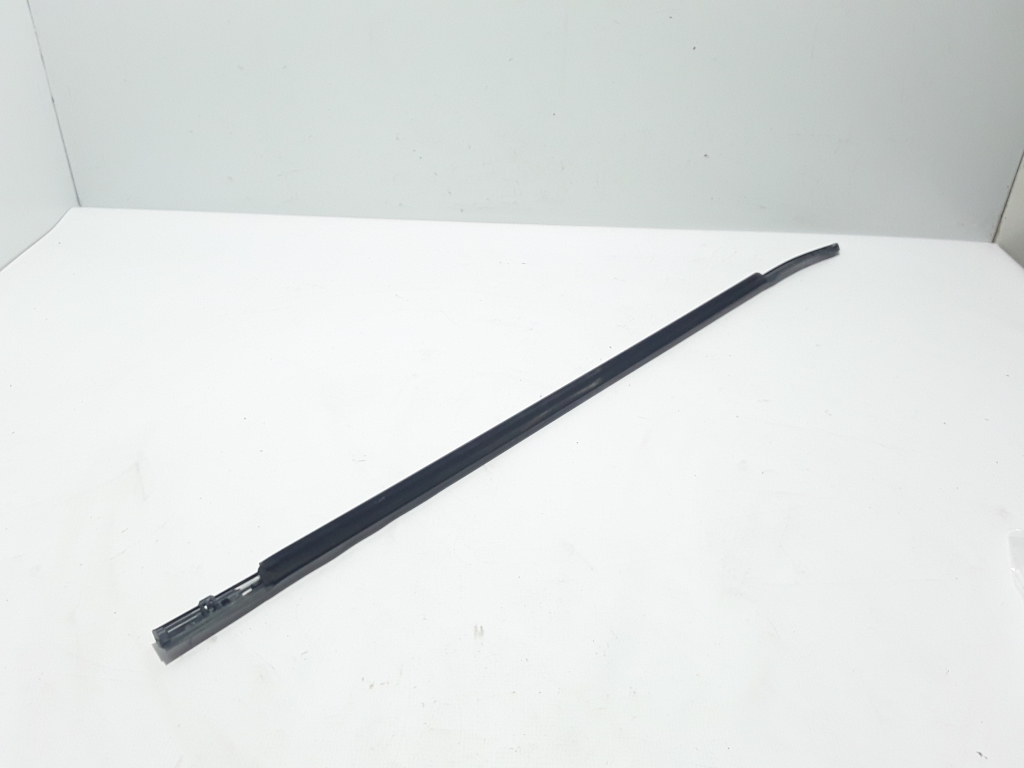 Used RENAULT Koleos Front door strip to the glass exterior 808204013R