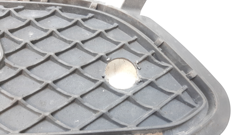 Used Mercedes Benz E-Class Front bumper lower grille A2128851423