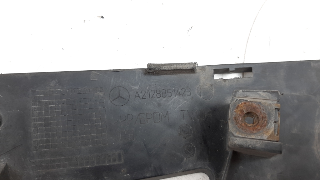 Used Mercedes Benz E-Class Front bumper lower grille A2128851423