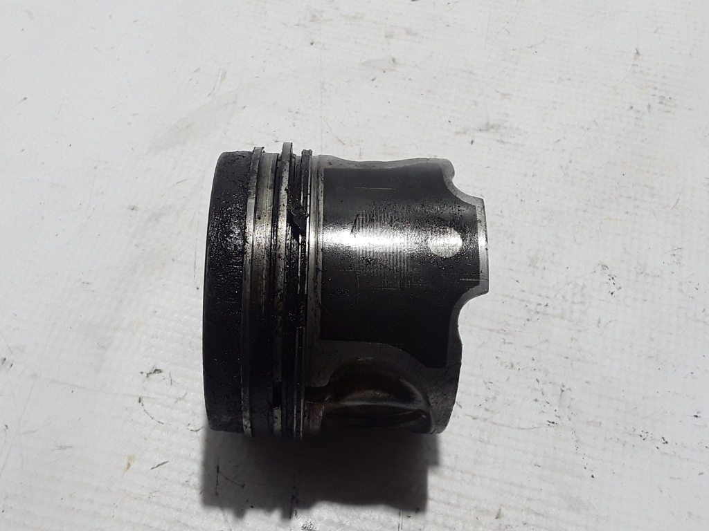 Used RENAULT Megane Piston and its parts 7701474084
