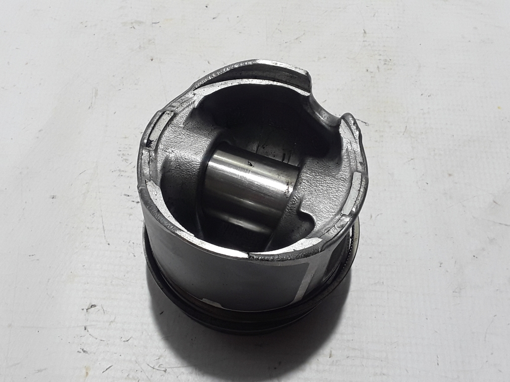 Used RENAULT Master Piston and its parts 7701477439