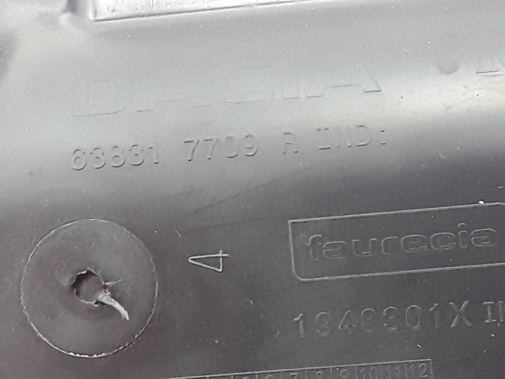 Used Dacia Duster Other part of the front wing 638317709R