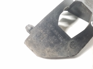 Naudotas Mercedes Benz R-Class Išorinės slenksčio apdailos laikiklis ...