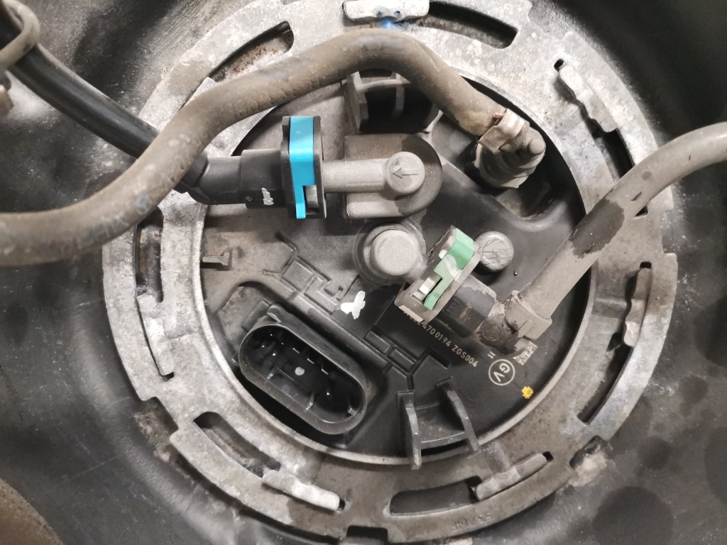Used Mercedes Benz S-Class Fuel tank and its parts