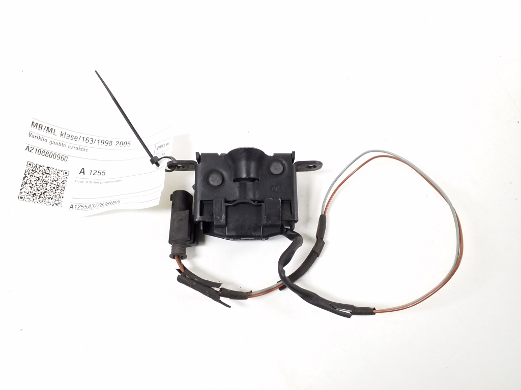 Used Mercedes Benz ML-Class Engine cover lock A2108800960