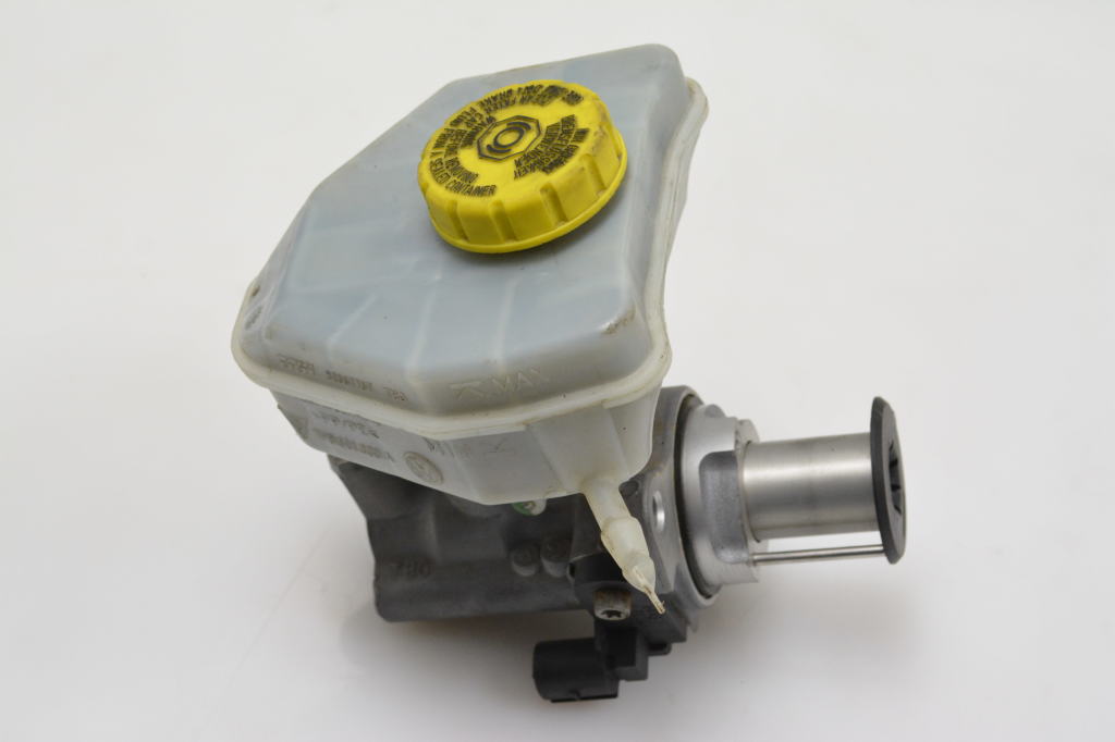 Used Volkswagen Touareg Master cylinder 7P0611303A
