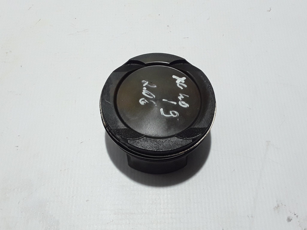 Naudotas VOLVO XC40 Stumoklis ir jo detalės 32213692