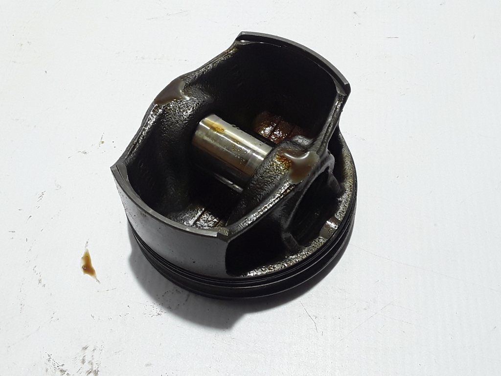 Used VOLVO XC40 Piston and its parts 32213692