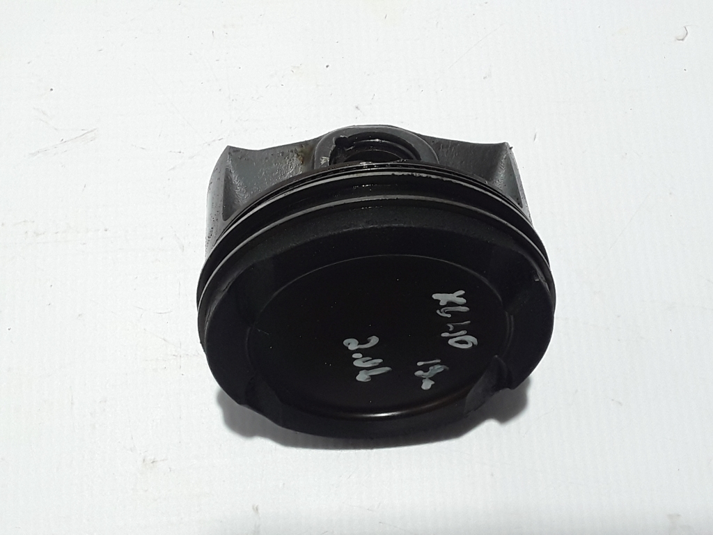 Used VOLVO XC40 Piston and its parts 32213692