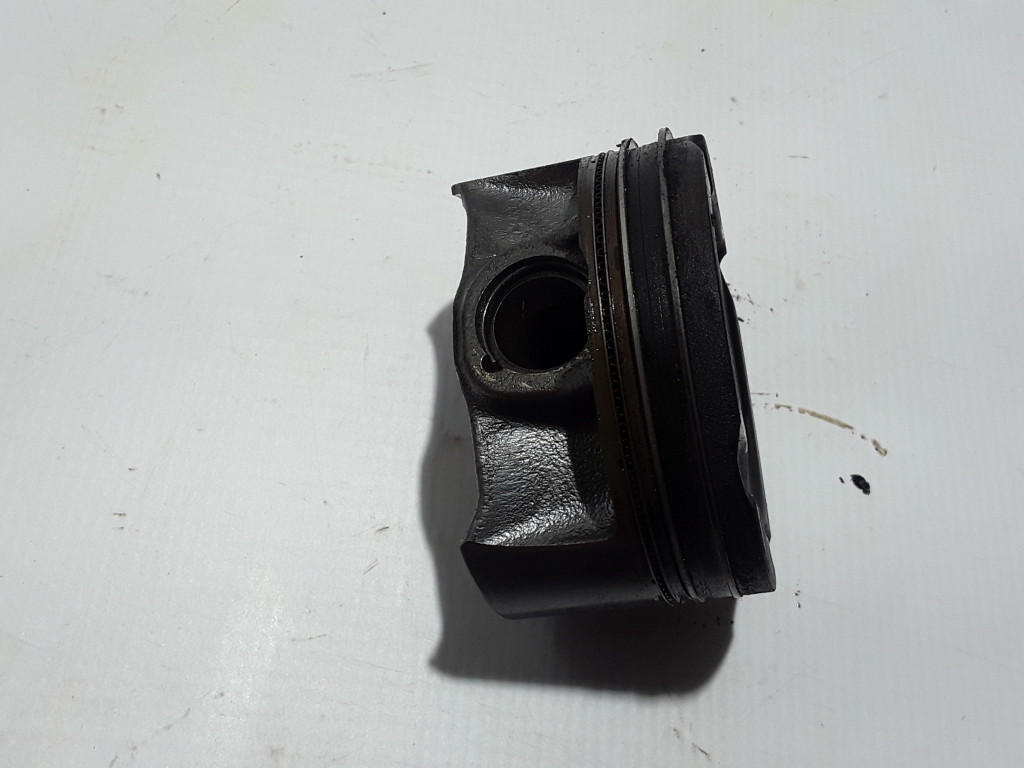 Used VOLVO XC40 Piston and its parts 32213692