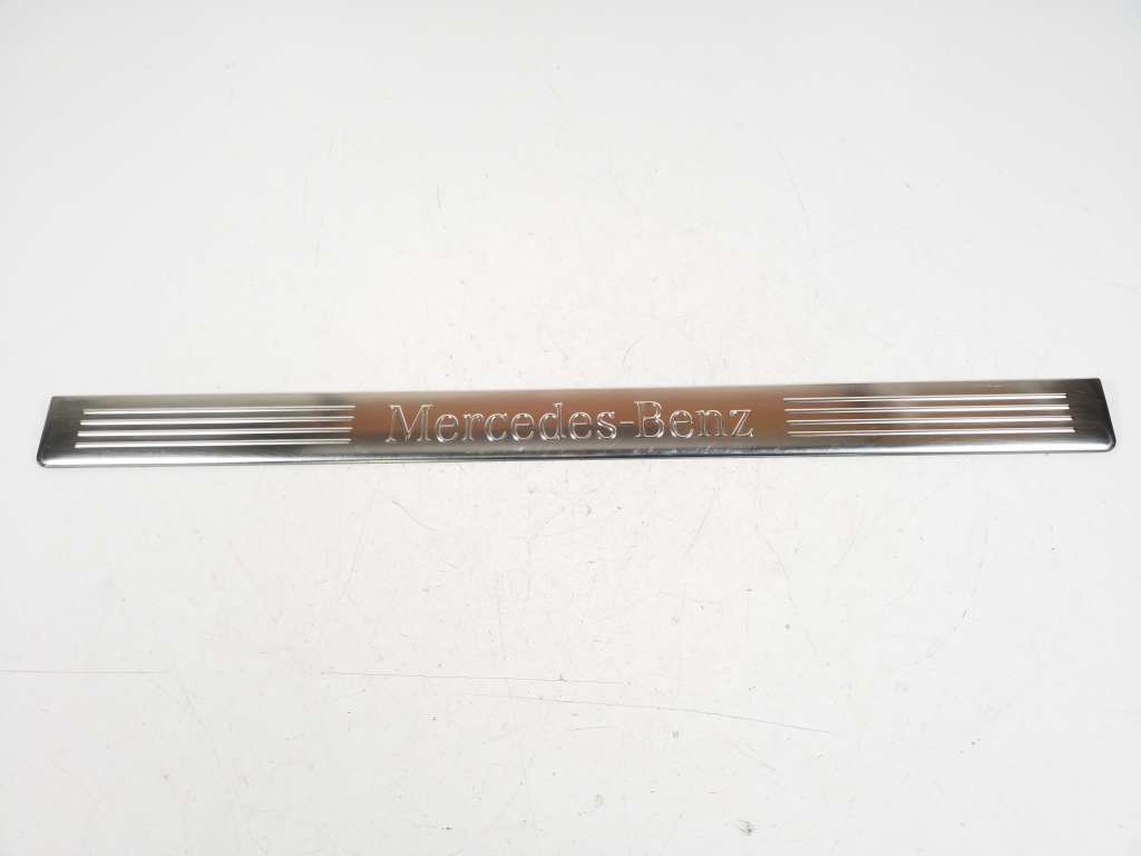 Naudotas Mercedes Benz E-Class Vidinė slenksčio apdaila A2126860936