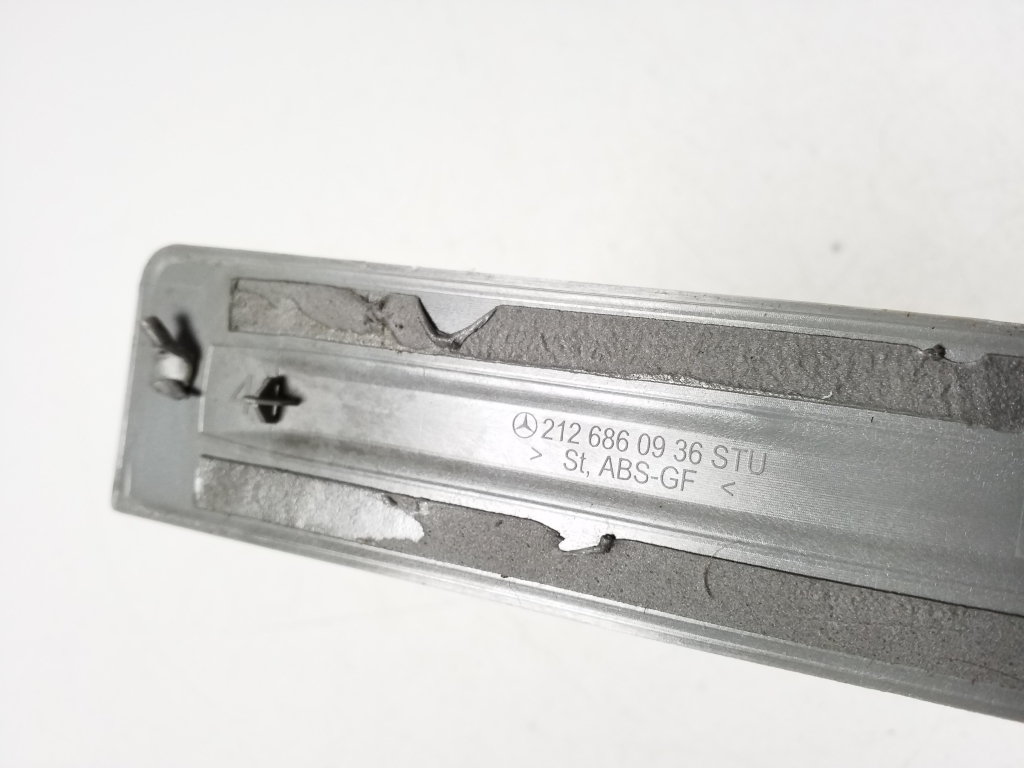 Naudotas Mercedes Benz E-Class Vidinė slenksčio apdaila A2126860936