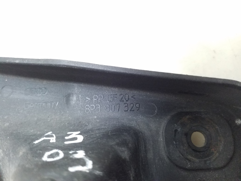 Naudotas AUDI A3 Galinio bamperio laikiklis 8P3807329
